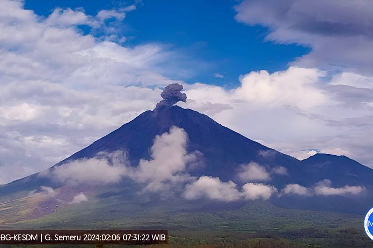 Gunung Semeru Kembali Erupsi, Lontarkan Abu Vulkanik Setinggi 1000 Meter - TIMES Indonesia