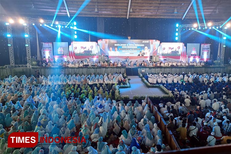 Khofifah Bersama Puluhan Ribu Massa dan Kiai Khos Bershalawat Doakan Prabowo-Gibran Sekali ...