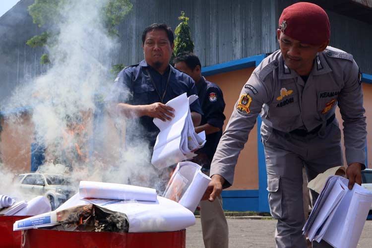 KPU Kabupaten Mojokerto Musnahkan Surat Suara Rusak - TIMES Indonesia