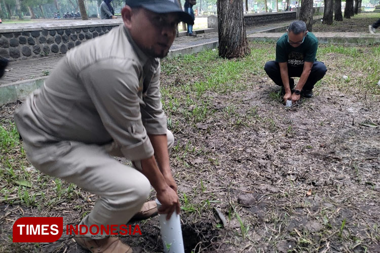 DLH Bondowoso Pasang Biopori di Hutan Kota Alun-Alun RBA Ki Ronggo ...