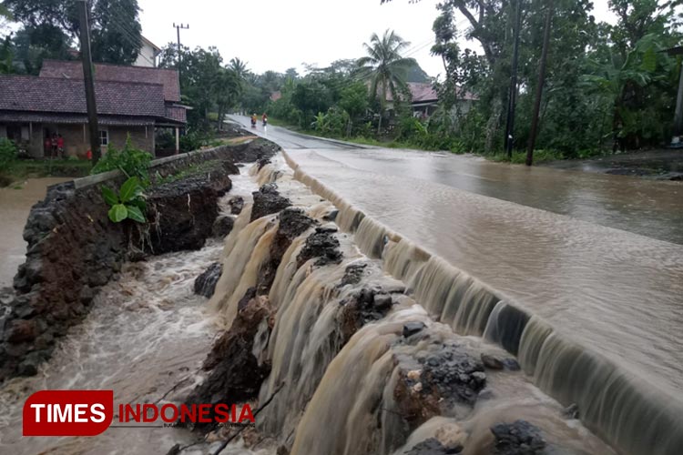 Jalur di Purworejo Donomulyo Malang Longsor, Plengsengan Ambrol ...