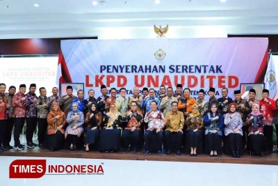 Pj Wali Kota Batu Serahkan LKPD Unaudited 2023 ke BPK RI - TIMES Indonesia