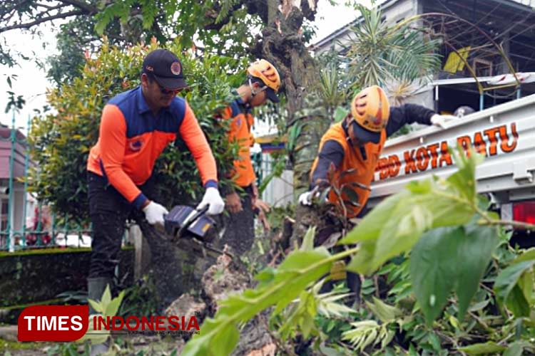 Angin Kencang, Pj. Wali Kota Batu Peringatkan Warga - TIMES Indonesia