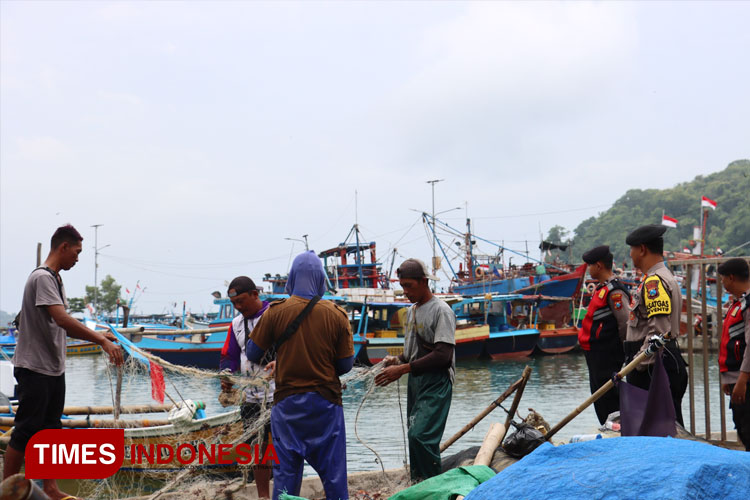 Gelombang Tinggi Mencapai 8 Meter, Polres Pacitan Melarang Nelayan ...