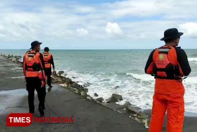 Pencarian 10 ABK Masih Nihil, Tim SAR Sisir Pantai Teluk Penyu hingga ...