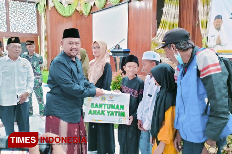 Usai Diberi Santunan, Seribu Anak Yatim Berdoa untuk Korban Gempa Bawean - TIMES Indonesia