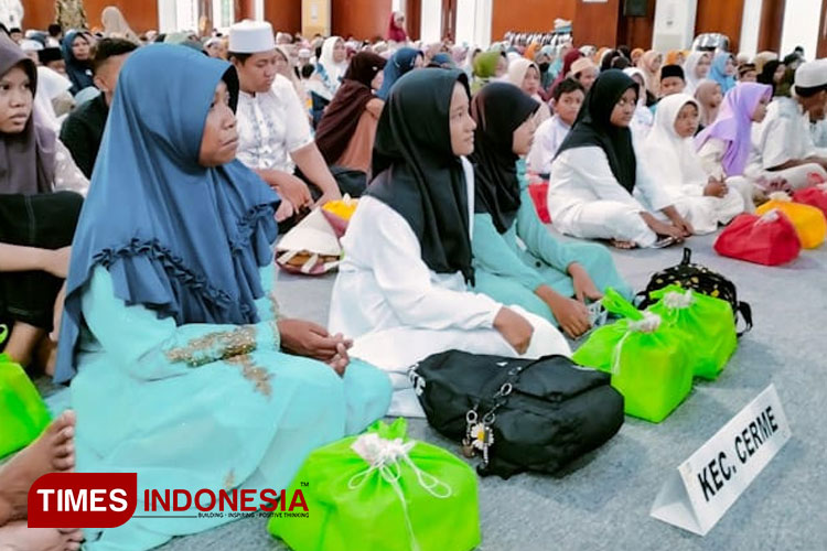 Usai Diberi Santunan, Seribu Anak Yatim Berdoa untuk Korban Gempa Bawean - TIMES Indonesia