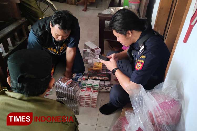 Petugas Bea Cukai dan Satpol PP Jember Rampas Ribuan Rokok Ilegal Siap Edar - TIMES Indonesia