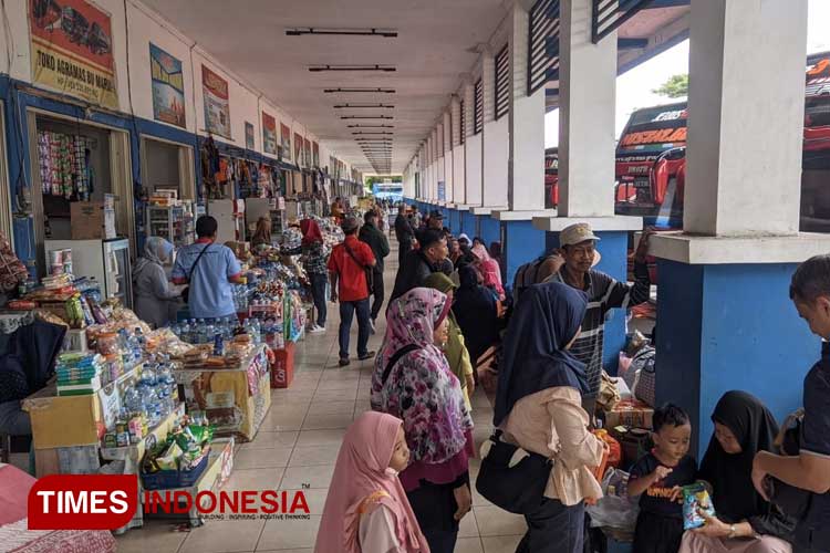 Terminal Pacitan Mulai Dipenuhi Pemudik, Pedagang pun Sumringah - TIMES ...