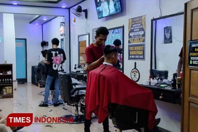 Tukang Pangkas Rambut di Ponorogo Panen Jelang Lebaran 2024 - TIMES ...