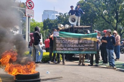 Sejumlah Massa Demo Terkait Rekrutmen Pimpinan BSI: Ada Apa? - TIMES ...