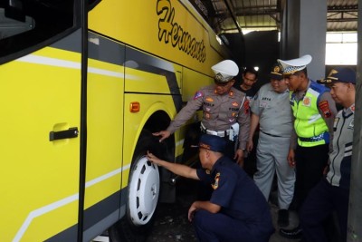 Cegah Terjadinya Kecelakaan Polisi dan Petugas Gabungan Lakukan Ramp Check Bus Pariwisata ...