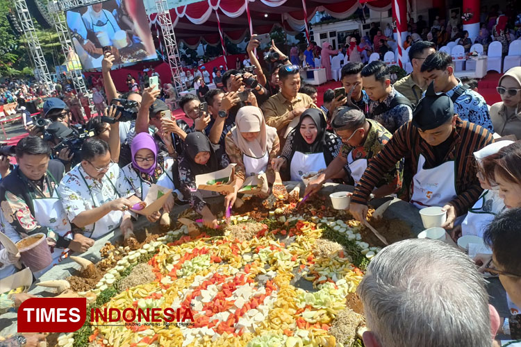 Antusiasme Peserta Festival Rujak Uleg Hingga Harapan Eri Cahyadi di ...