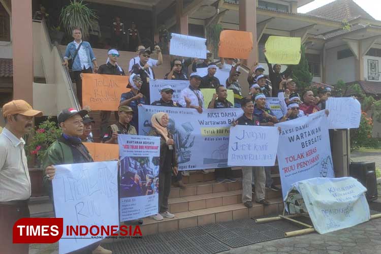 Puluhan Jurnalis Gelar Aksi Tolak RUU Penyiaran, Ini Alasannya - TIMES ...