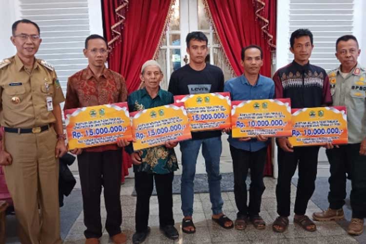 Serahkan Bantuan Korban Bencana, Begini Pesan Pj Bupati Banjarnegara ...