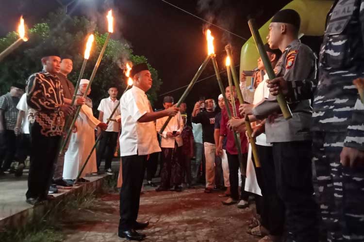 Gema Takbir dan Pawai Obor Sambut Idul Adha Bareng Warga, Ini Pesan Pj ... Gema Takbir dan Pawai Obor Sambut Idul Adha Bareng Warga, Ini Pesan Pj ...