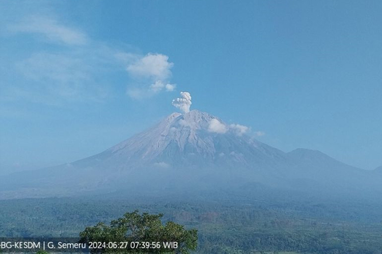 Altivitas Vulkanik Gunung Semeru Meningkat, Tiga Kali Erupsi pada Kamis Pagi - TIMES Indonesia