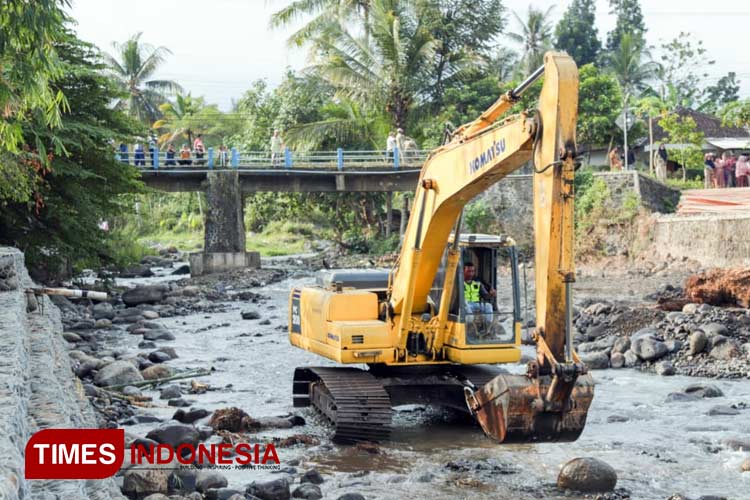 Cegah Banjir, Pemkab Jember Perbaiki Jembatan di Kemuning Lor - TIMES Indonesia