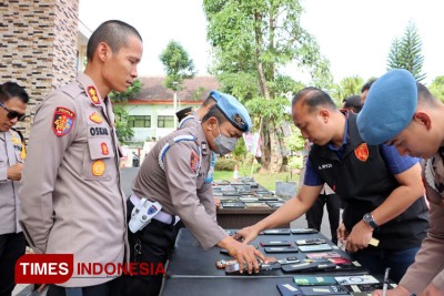 Cegah Judi Online, Kapolres Batu Periksa HP Anggota - TIMES Indonesia