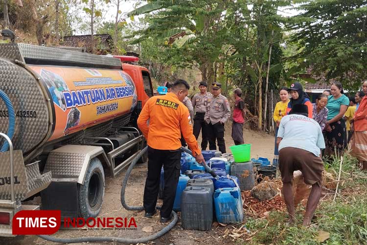 Kekeringan, BPBD Bondowoso Dropping Air Bersih ke Desa Batu Ampar Cermee - TIMES Indonesia