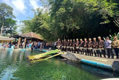 Simbol Kebersamaan dan Kelestarian Alam: Ritual Ruwat Air di Desa ...