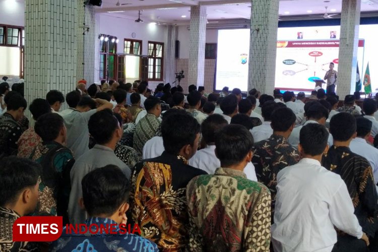 Cegah Radikalisme, Ratusan Santri di Kediri Dibekali Wawasan Kebangsaan - TIMES Indonesia