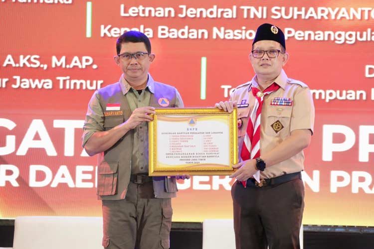 Pj Gubernur Adhy Terima Pin Emas dari BNPB Berkat Penurunan Indeks Resiko Bencana - TIMES Indonesia