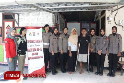 Sambut Hari Jadi Ke-76, Polwan di Pacitan Menggelar Baksos - TIMES Indonesia
