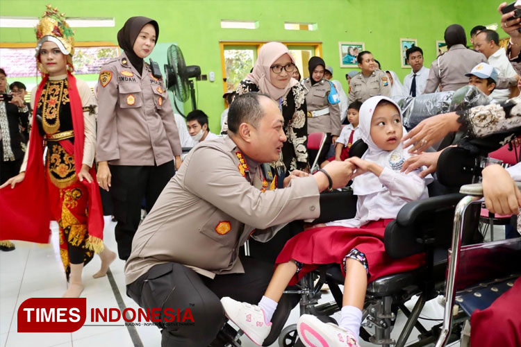 Kehangatan Kapolresta Banyuwangi Bersama Difabel dalam Memperingati ...