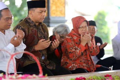 Risma dan Gus Hans Ziarah ke Makam Bung Karno dan Para Ulama - TIMES ...