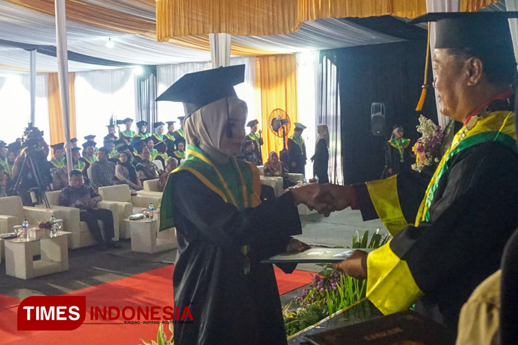 Mahasiswa Unperba Diwisuda, Ada yang Penerima Beasiswa Pemkab ...