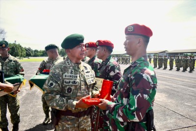 Pangdivif 3 Kostrad Anugerahkan Brevet Para kepada 220 Prajurit Brigif ...