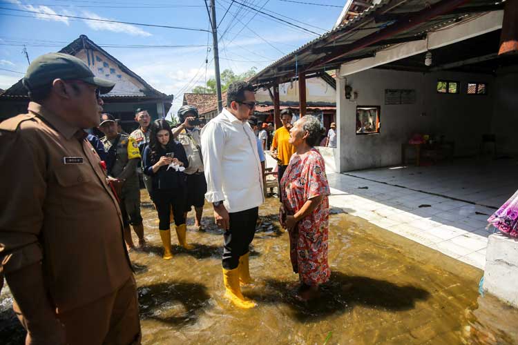 Tinjau Lokasi Banjir, Pj. Wali Kota Mojokerto Beri Bantuan dan Dengarkan Keluhan Warga - TIMES ...