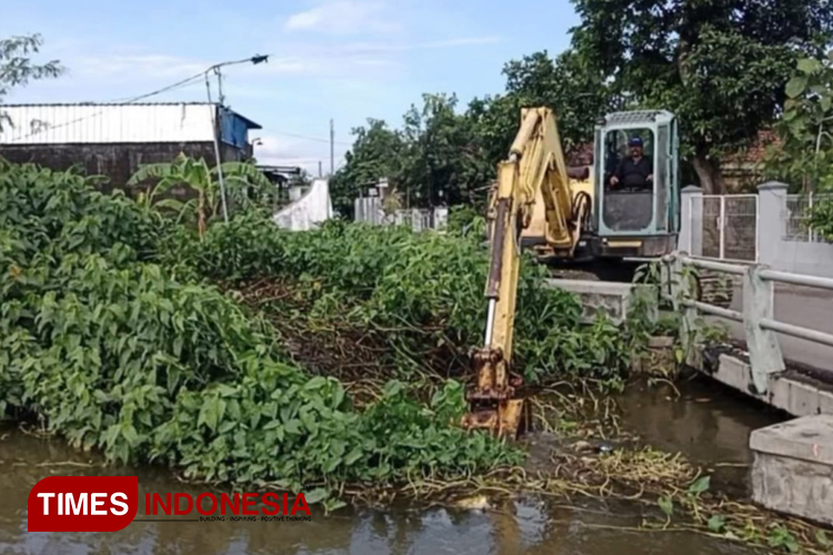 Dinas PUPR Jombang Intensifkan Pembersihan Sungai untuk Atasi Banjir - TIMES Indonesia