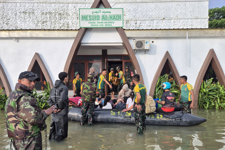 Brigif 3 TBS Gerak Cepat Evakuasi Warga Terdampak Banjir di Kabupaten ...