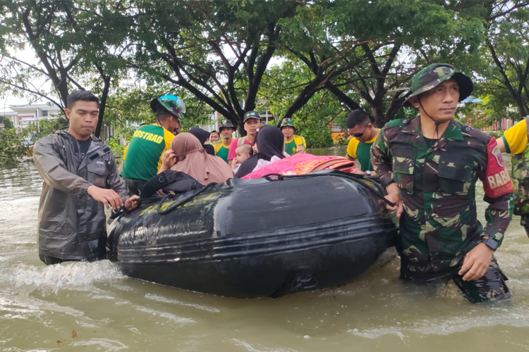 Brigif 3 TBS Gerak Cepat Evakuasi Warga Terdampak Banjir di Kabupaten ...