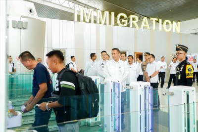 Pj Gubernur Jatim Bersama Menteri Imigrasi Tinjau Uji Coba Autogate di T2 Juanda - TIMES Indonesia