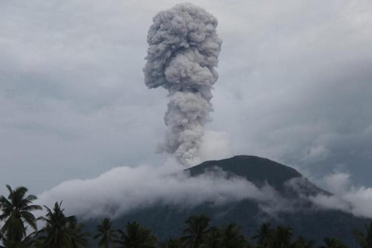 1.214 Jiwa Mengungsi Akibat Erupsi Gunung Ibu - TIMES Indonesia