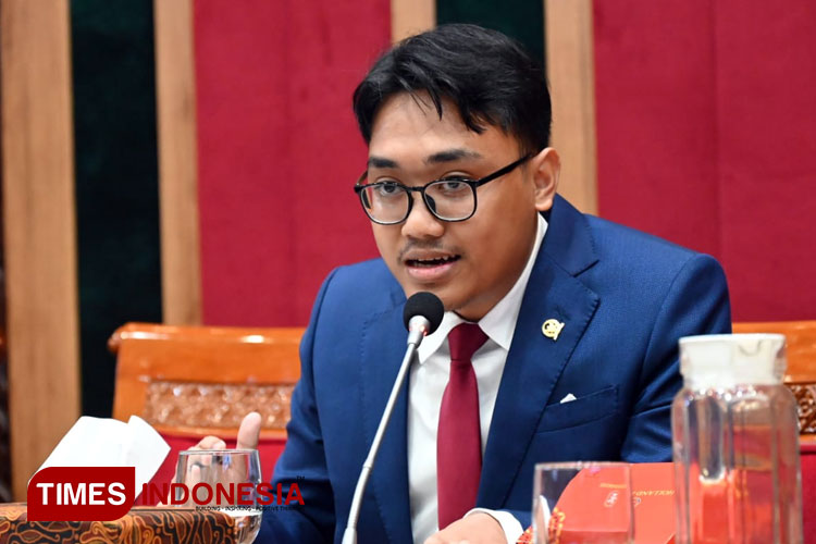 Anggaran Kemendikdasmen Dipangkas Rp 8 T, Gus Hilman Minta Tunjangan ...
