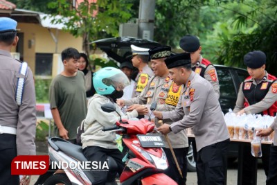 Berbagi Berkah Ramadan, Polres Majalengka Bagikan Takjil Gratis untuk Pengendara - TIMES Indonesia