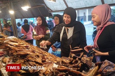 Ikan Asap, Kuliner Khas Kampung Nelayan Pantai Kenjeran Surabaya ...