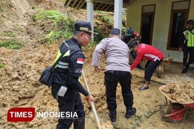 Hujan Deras Picu Longsor di Nawangan Pacitan, Dua Rumah Warga Rusak - TIMES Indonesia