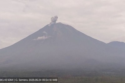 Gunung Semeru Erupsi Empat Kali dalam Sehari, Letusan Capai 800 Meter di Atas Puncak - TIMES ...
