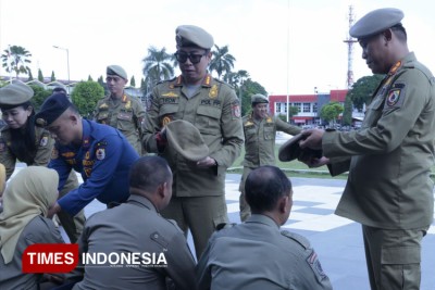 Puluhan Personel Baru Satpol PP Jember Ikuti Tradisi Pembaretan di Alun ...