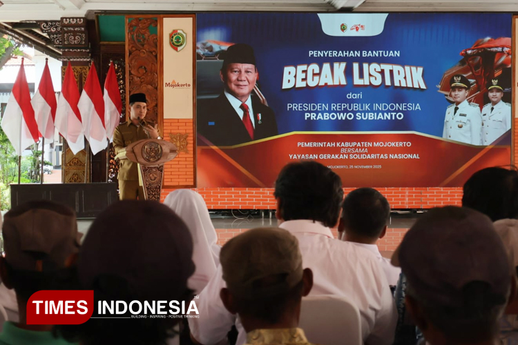 Tukang Becak Lansia Kabupaten Mojokerto Terima Bantuan Becak Listrik ...