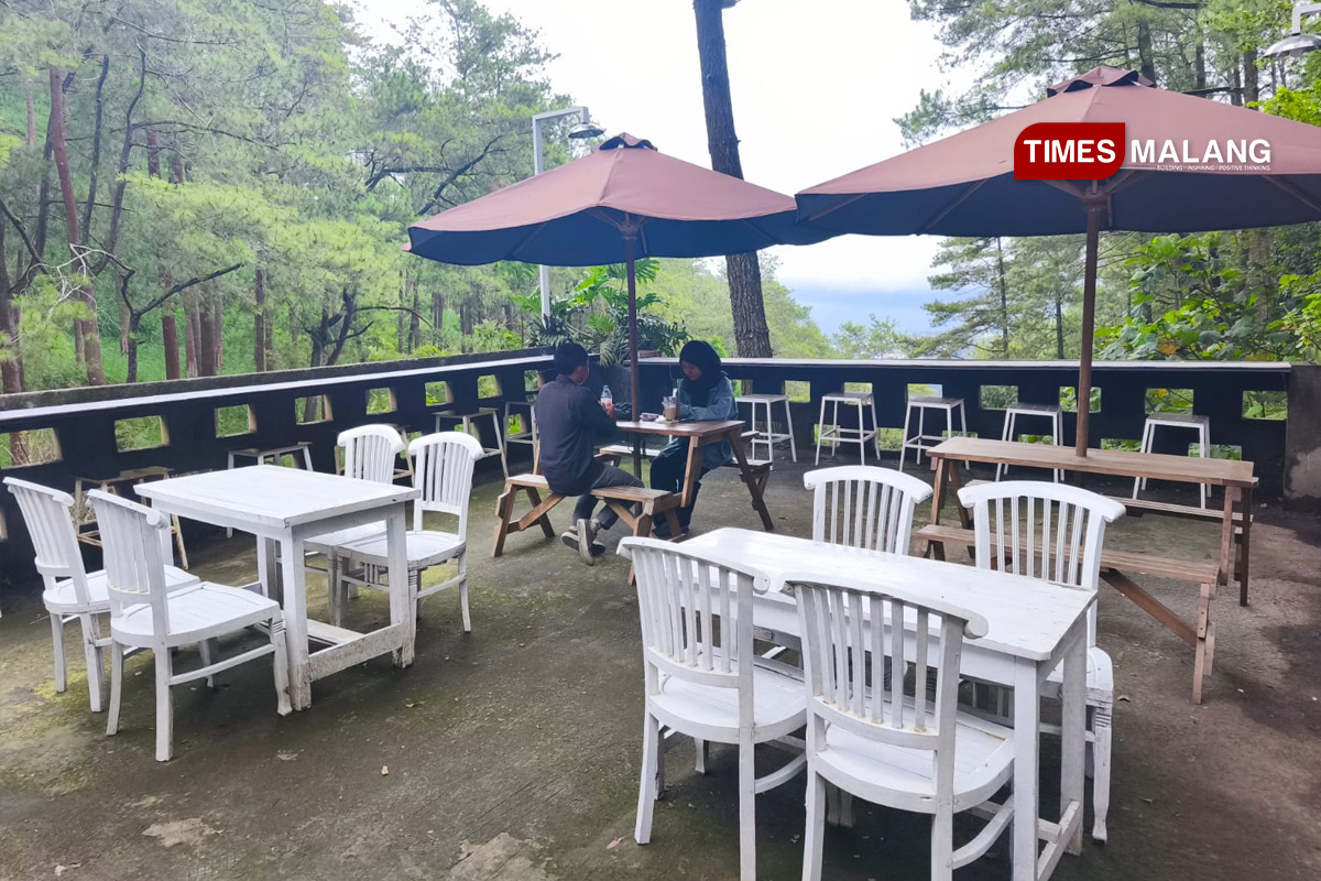 Golden Spot Cafe and Resto Tawarkan Panorama Pegunungan Kota Batu ...