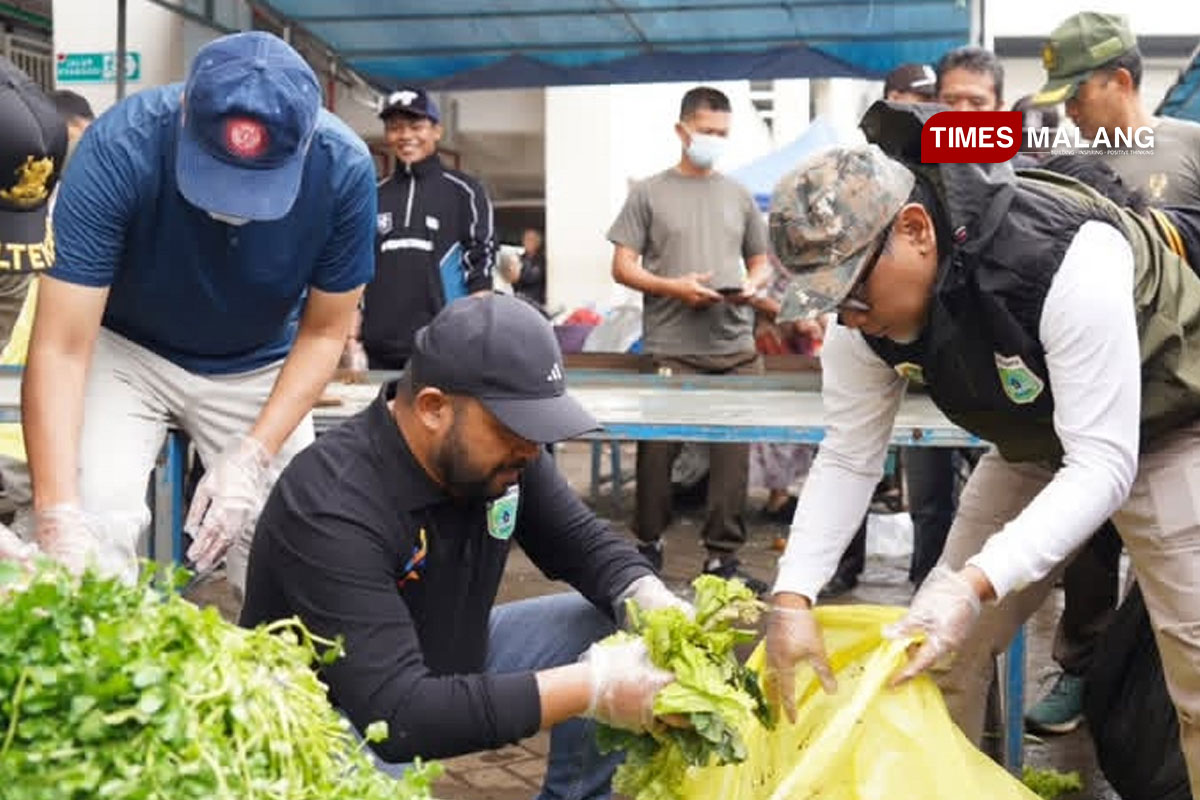 Aksi Kolosal di Pasar Among Tani Kota Batu, Ratusan Orang Kompak Lawan ...
