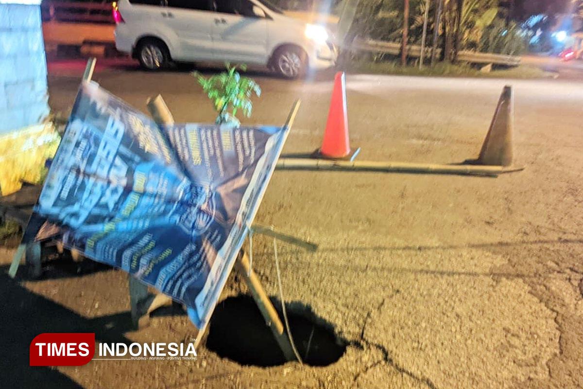 Waspada, Ada Lubang Menganga di Jalur Pacitan-Ponorogo Kawasan Arjosari ...